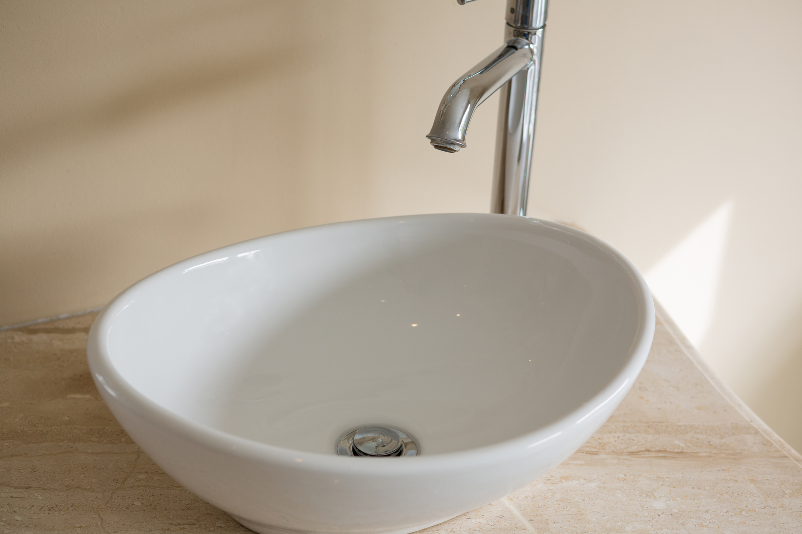 Sifflement robinet fermé : causes et solutions efficaces