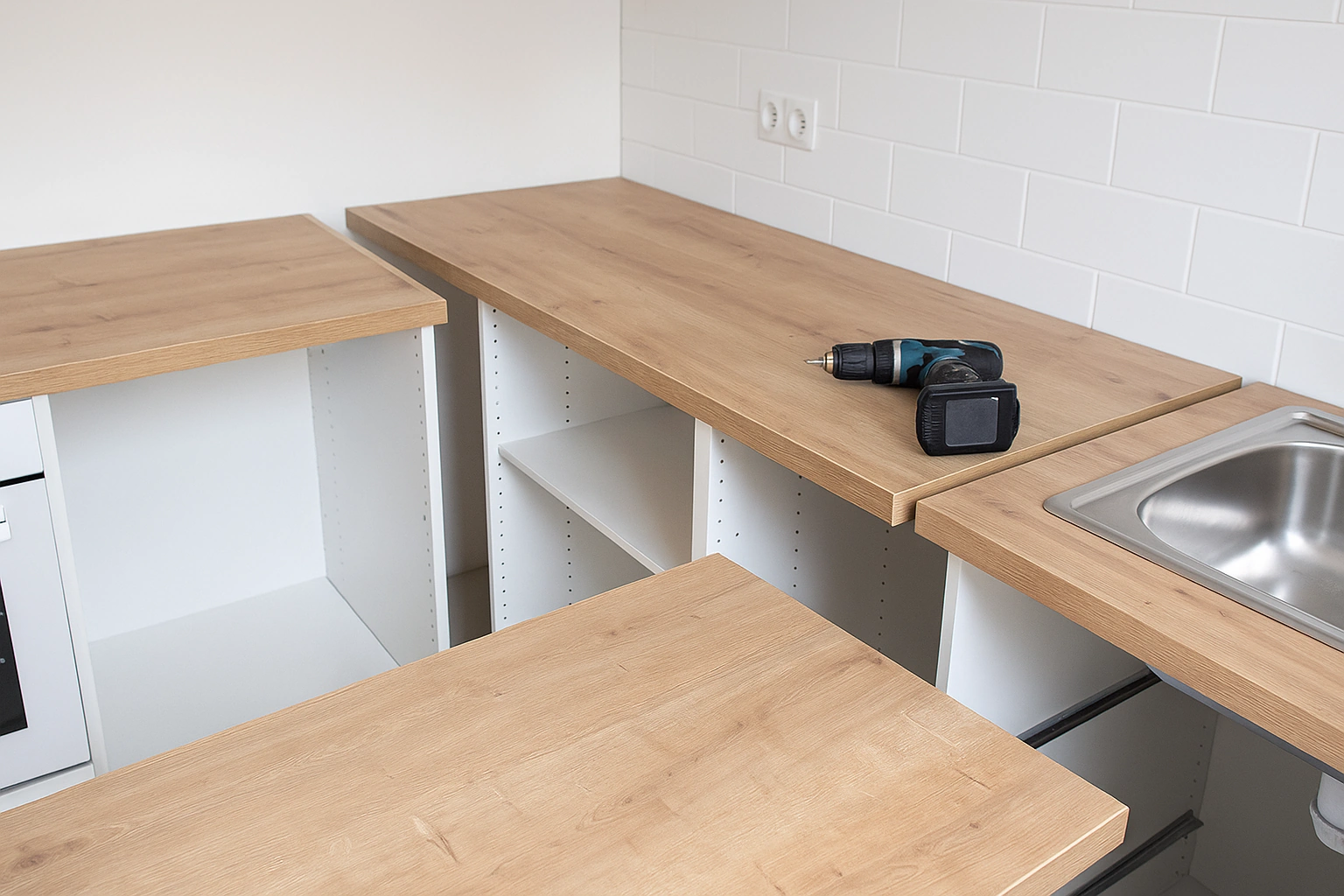 Assembler deux plans de travail pour une table solide